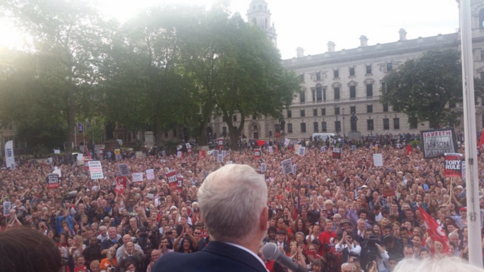 Corbyn addresses crowd of up to 10,000 on eve of confidence vote ...