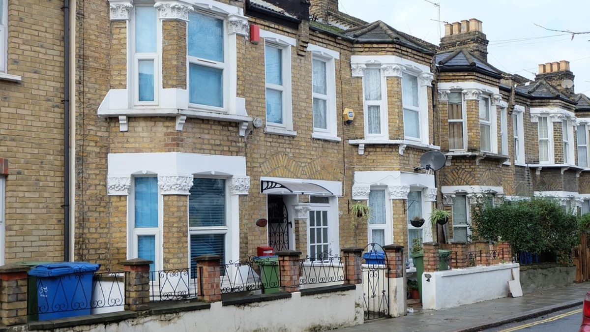 Labour sets out its alternative to the "unworkable" Tory housing plan ...