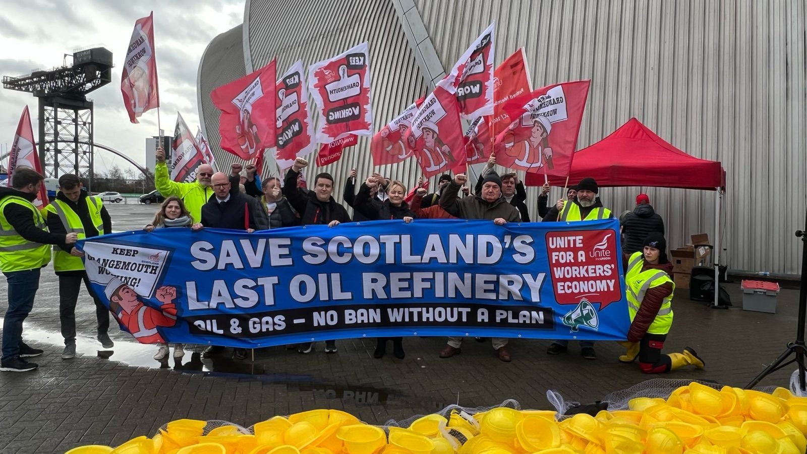 Unite lays hard hats outside Scottish Labour conference in Grangemouth ...
